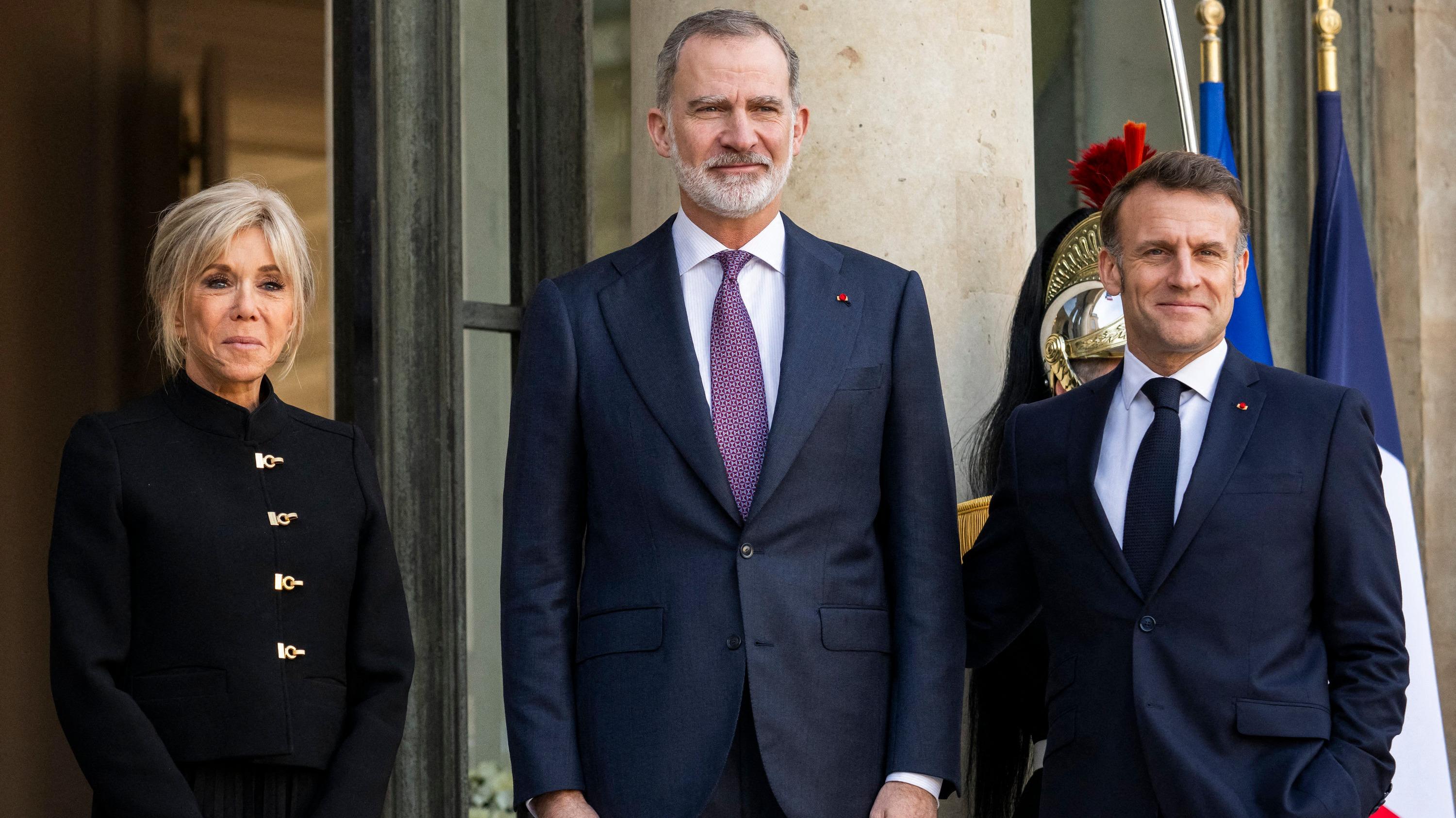 La leçon d’élégance de Brigitte Macron en jupe plissée et bottes à ...