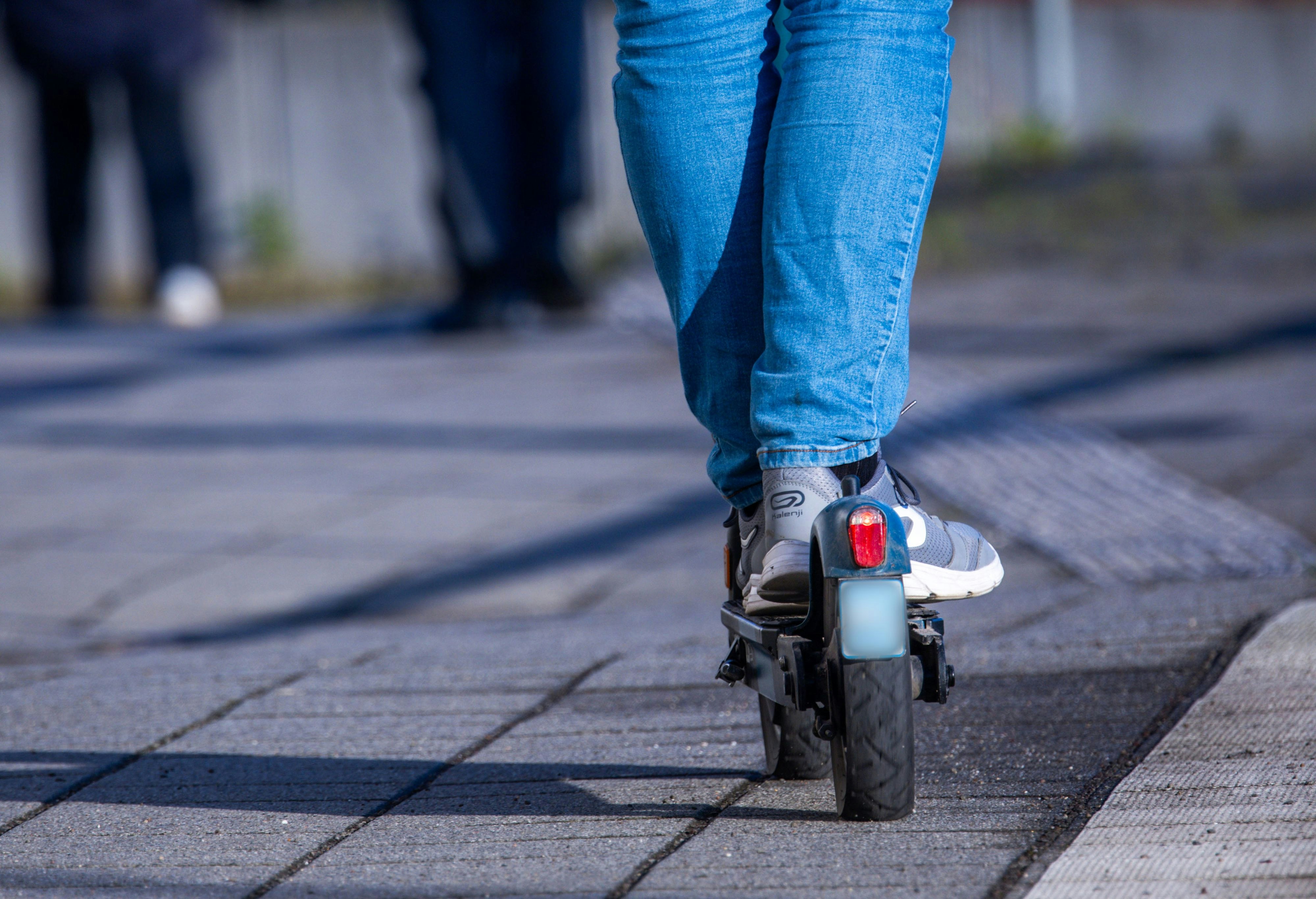 Polizei sucht Fahrer: Jugendlicher (14) auf E-Scooter bei Zusammenstoß ...