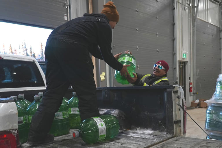 Soldiers, plumbers, volunteers begin to restore homes in Pimicikamak ...