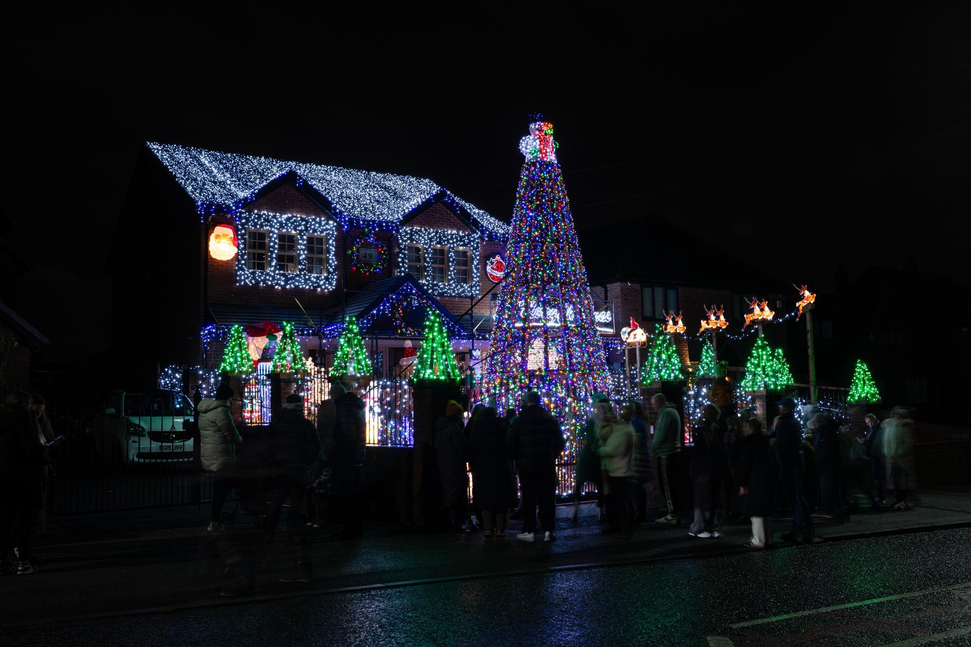 A Wigan's family's fantastic Christmas lights display raised more than ...
