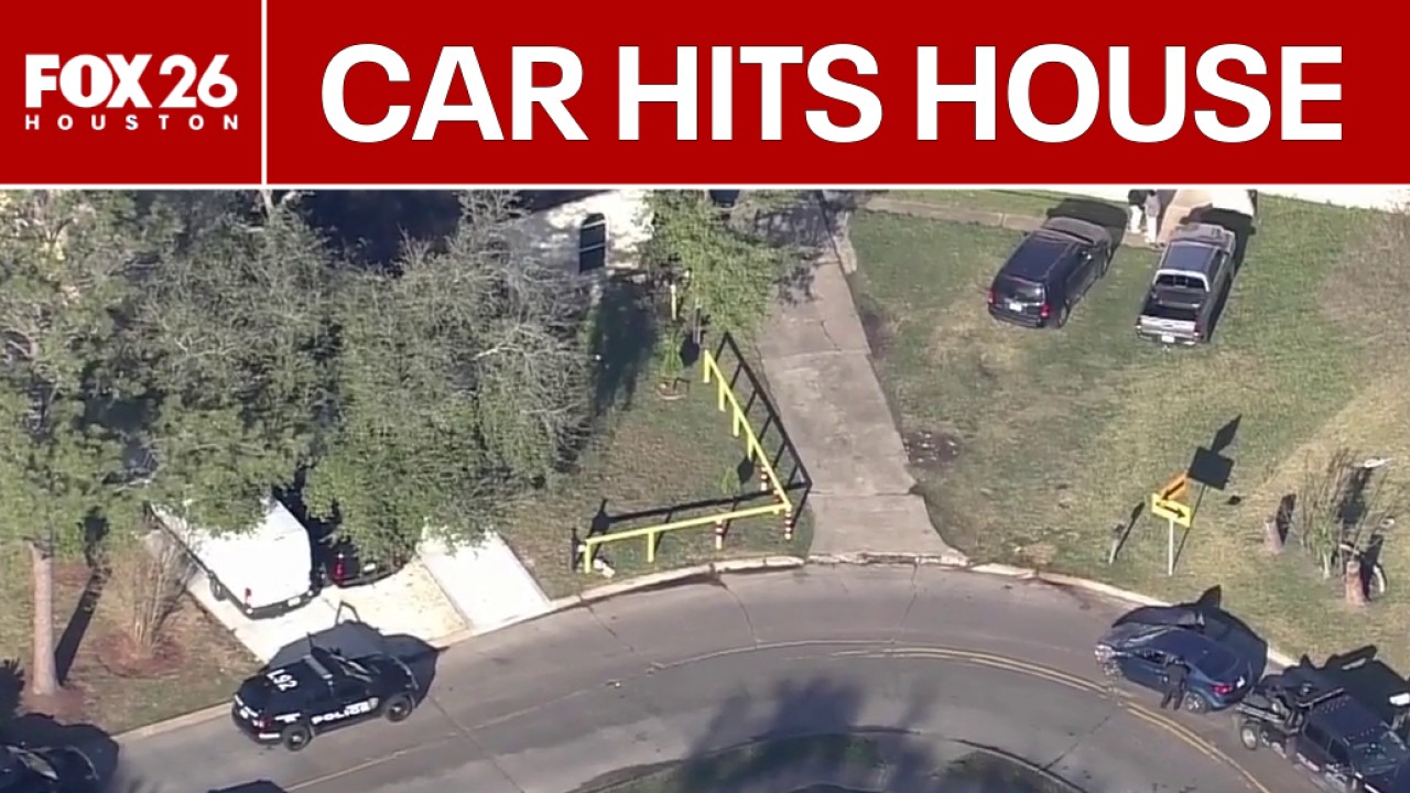 Teens run after crashing car into SW Houston house