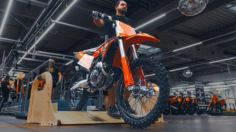 Bajaj und KTM – so geht’s 2026 weiter: KTM streicht 500 Jobs und holt ...