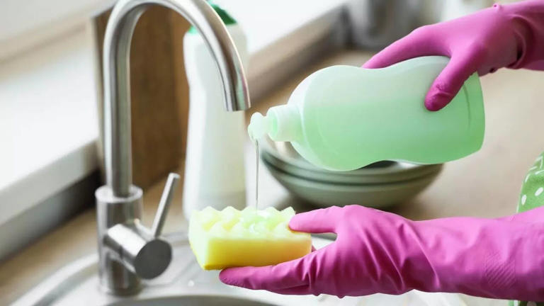 How to keep your hands warm while washing dishes in winter