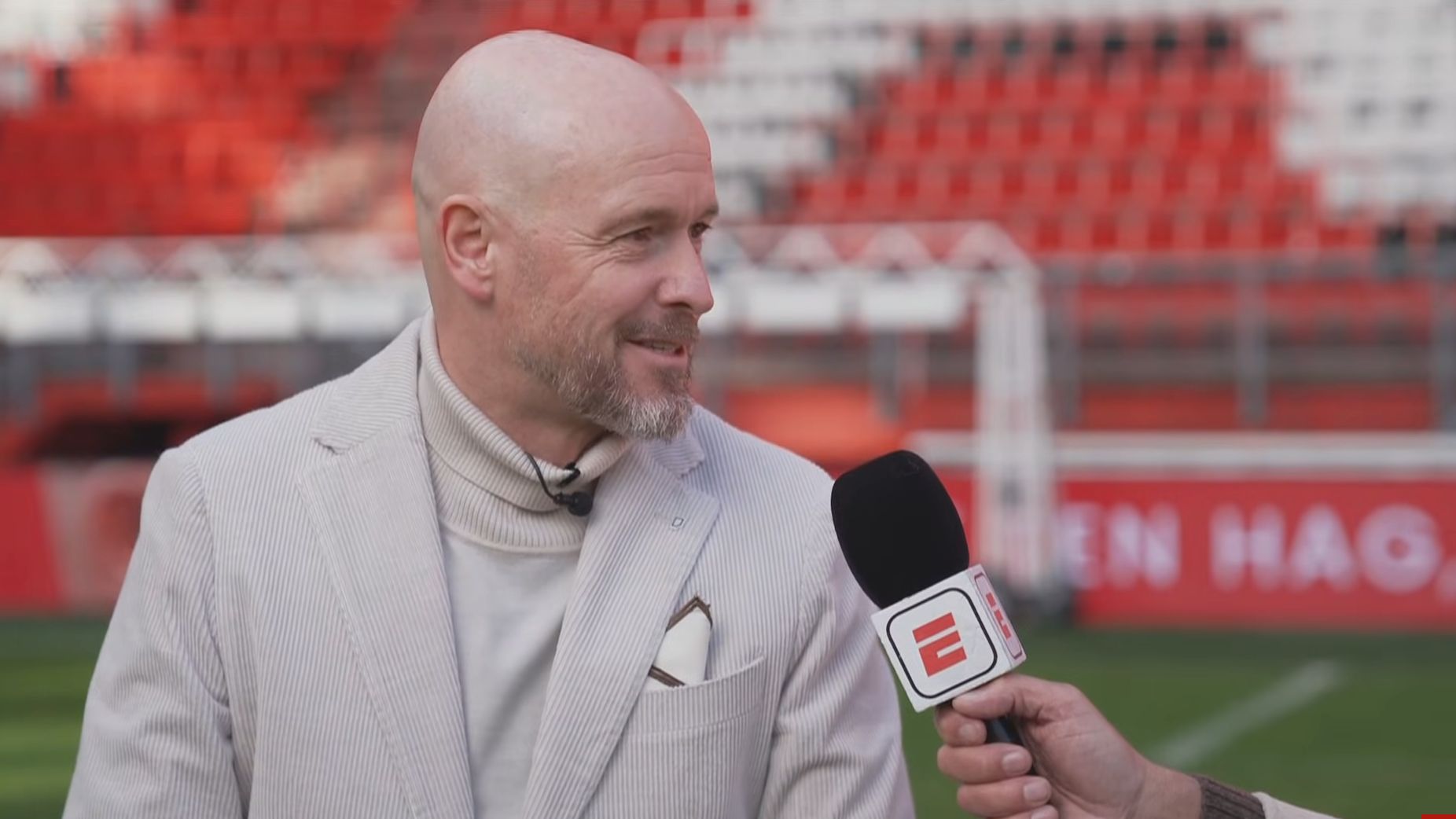 Erik ten Hag toont veelzeggende grijns als de naam van Wout Weghorst ...