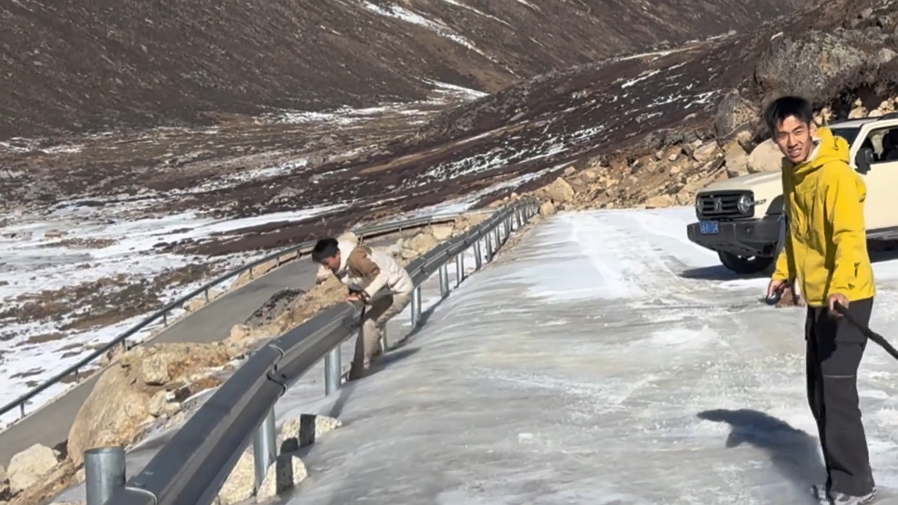 Travelers struggle to keep balance on an icy mountain pass in Yunnan, China