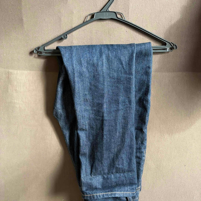 もうズボンがバサッと落ちない。賢いハンガーのかけ方「イライラがなくなる」「収納もスッキリ」