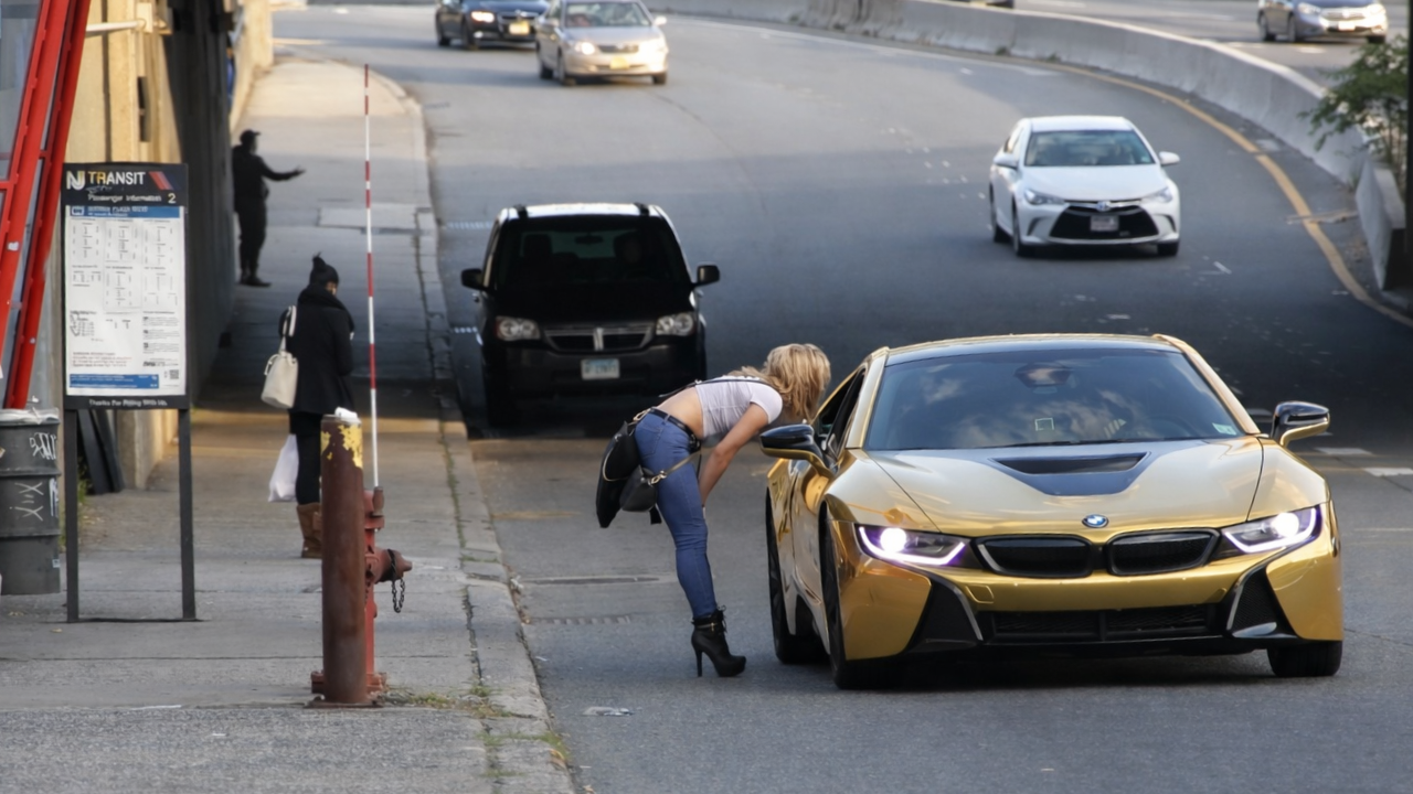 A gold digger social experiment in public