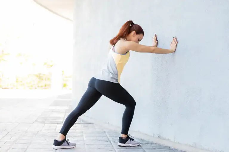 10 estiramientos de gemelos que te ayudarán a aliviar tensiones y ...