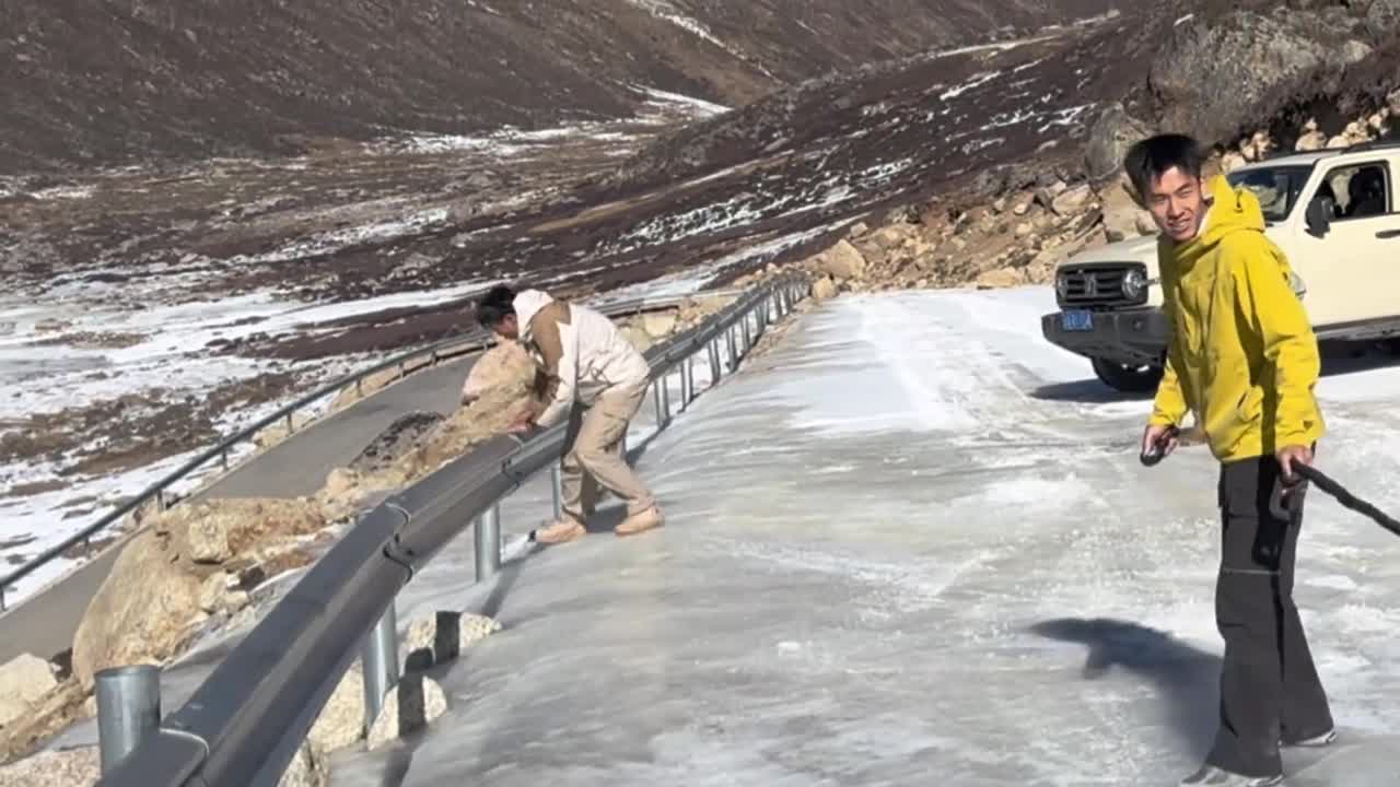Travelers struggle to keep balance on an icy mountain pass in Yunnan, China