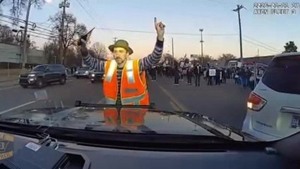 Protester 'fakes' being struck by police patrol car during ICE ...