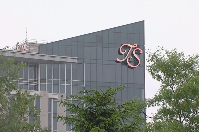 Construction elevator collapses, traps 5 at Turning Stone