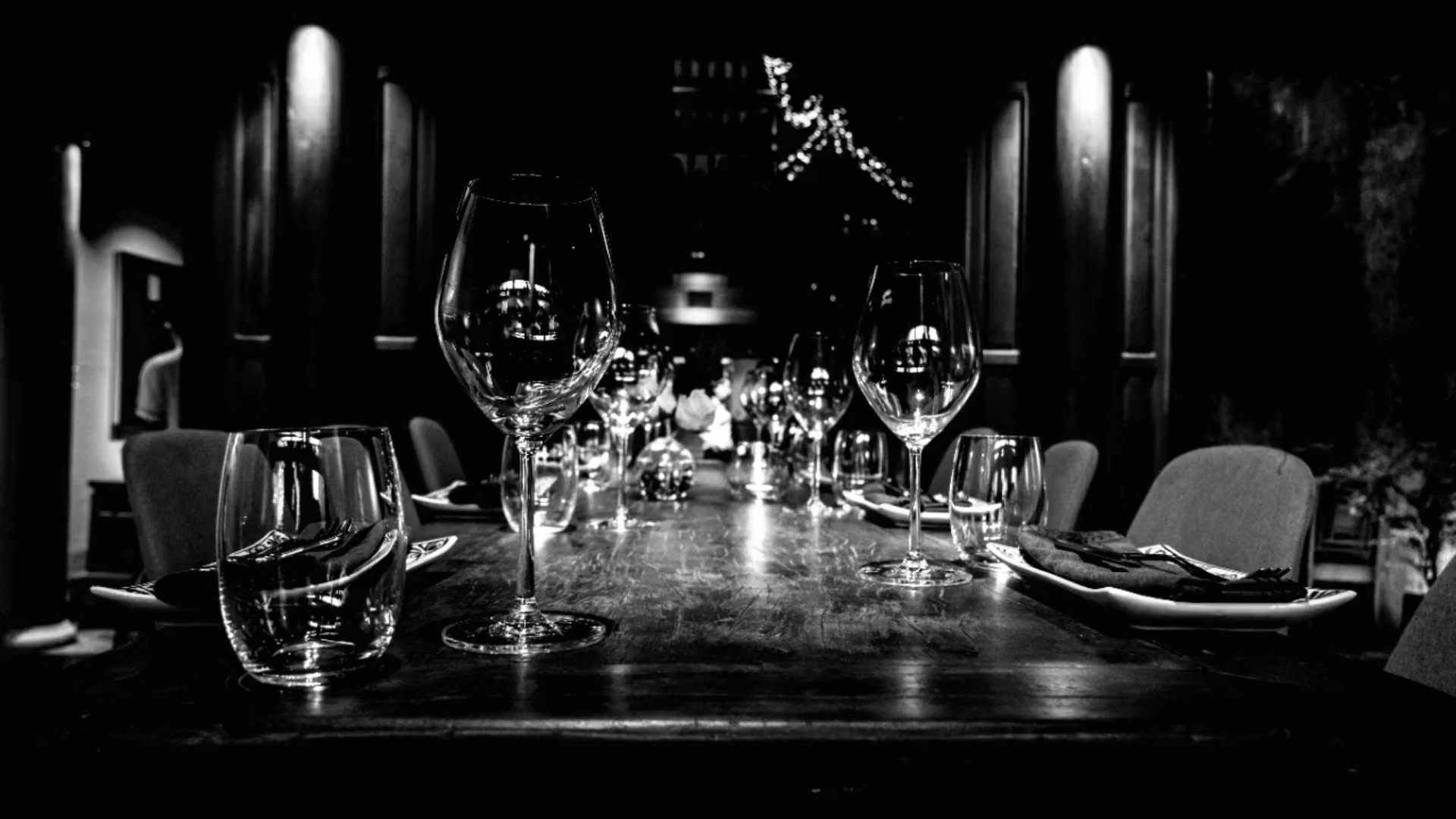 10 warning signs fine dining servers spot as soon as you walk in