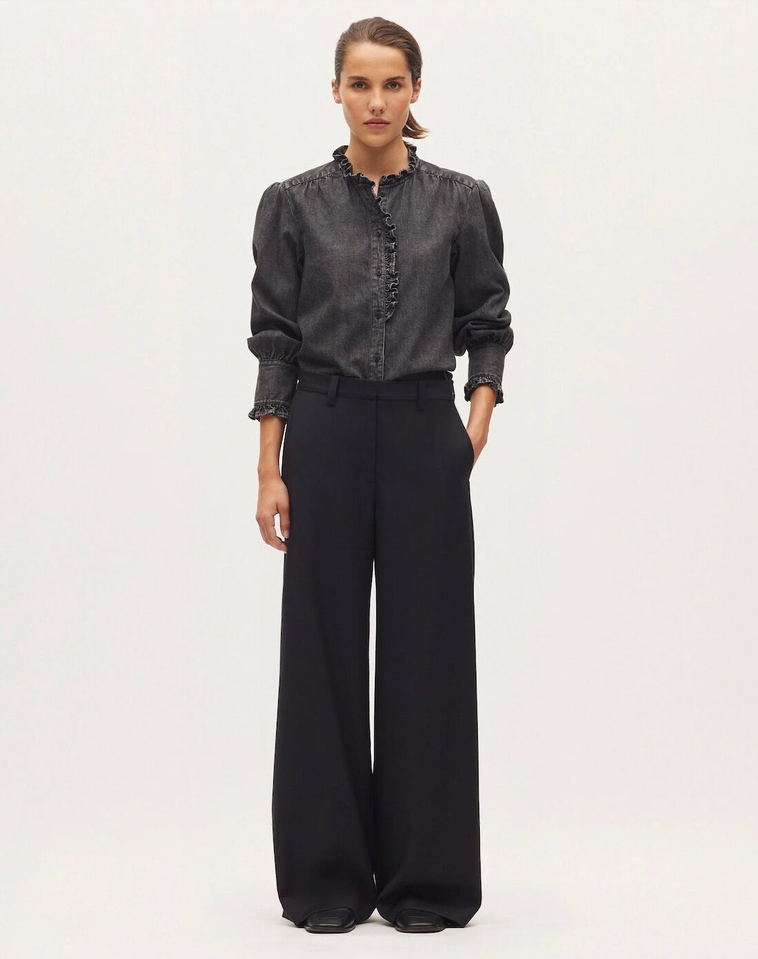 Letizia d’Espagne a trouvé le pantalon idéal pour allonger ses jambes ...