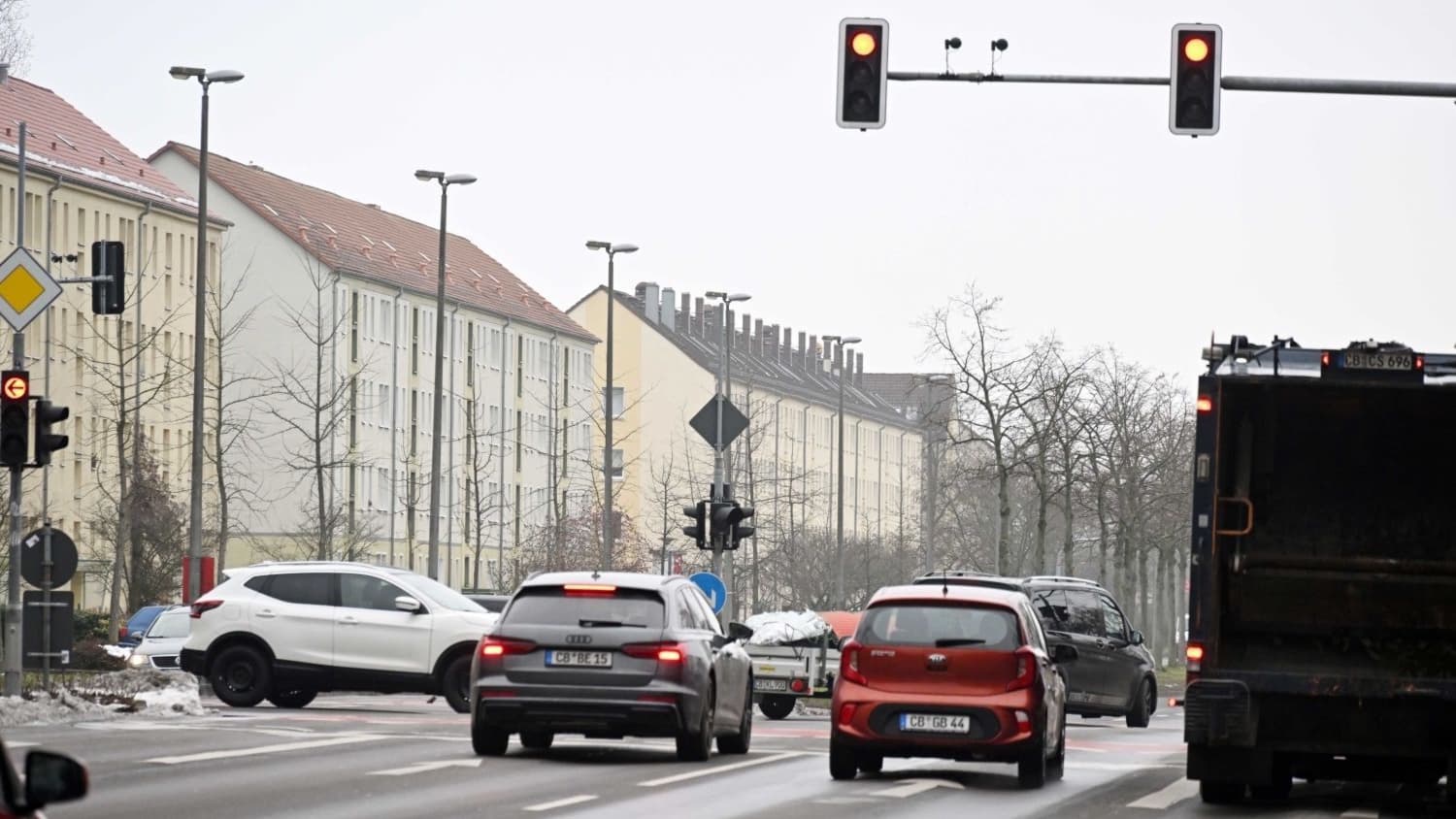 Polizei in Cottbus: Mann (27) schlägt auf Autos ein und bedroht Fahrer ...