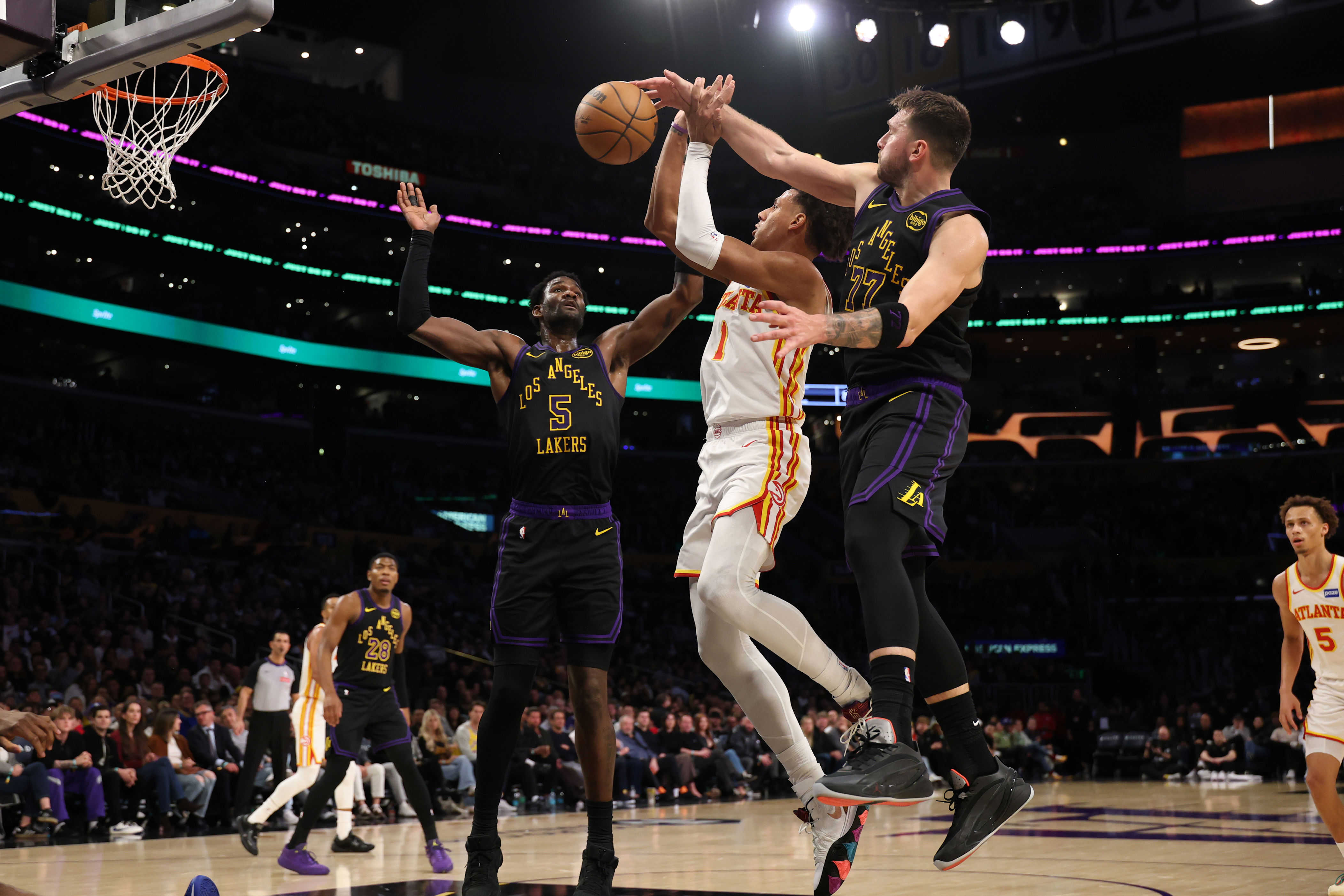 Poor second quarter consigns Hawks to heavy defeat against Lakers