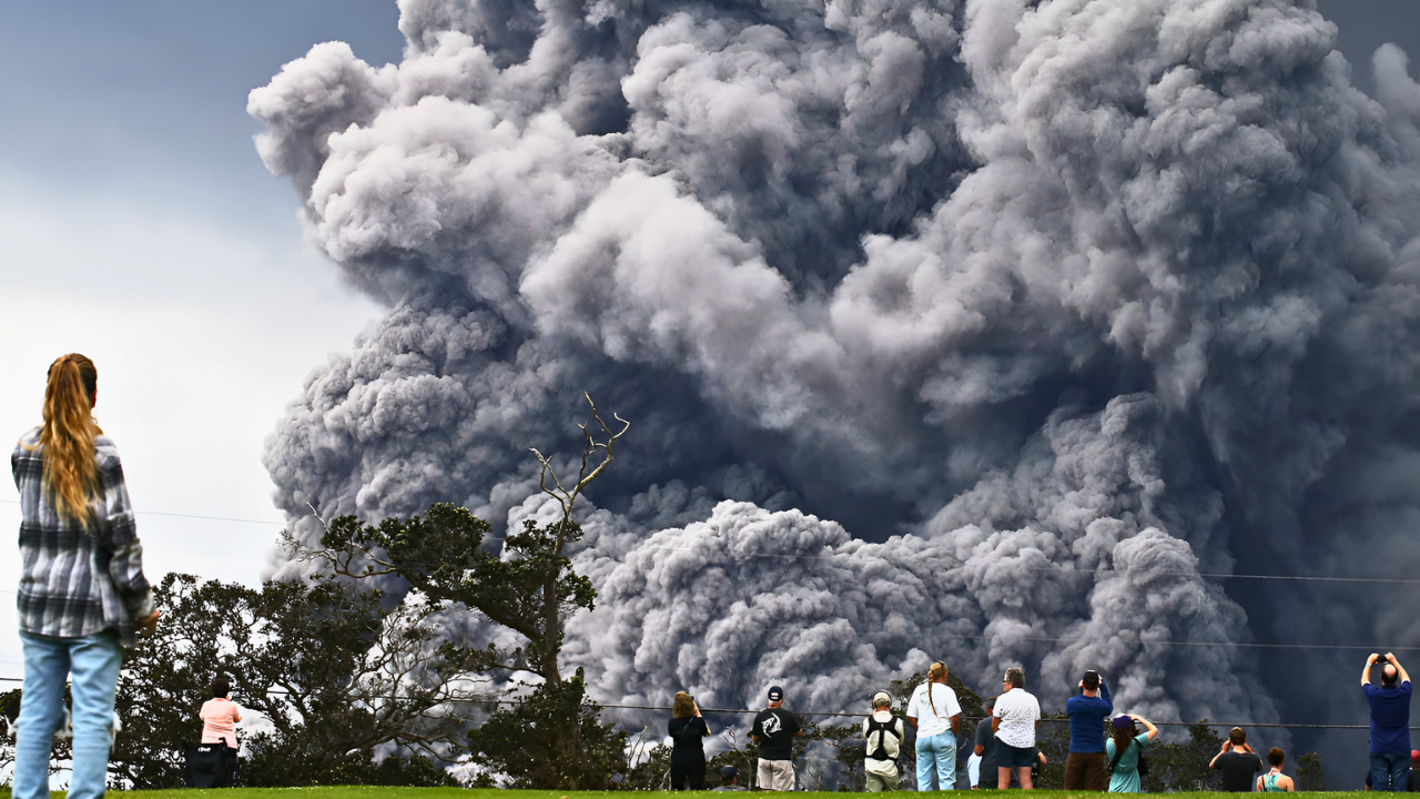 12,000-year dormant volcano blasts sudden bomb eruption—ash cloud soars ...