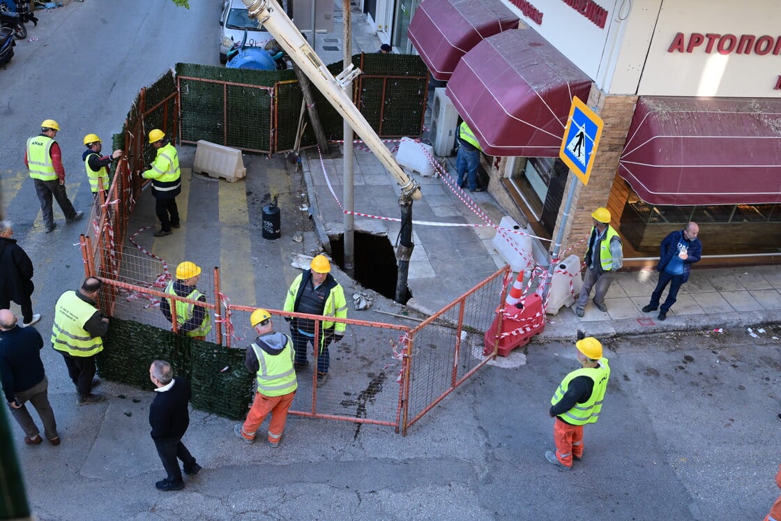 Παγκράτι: Καθίζηση στη Βασιλέως Γεωργίου - Πού έχει διακοπεί η κυκλοφορία