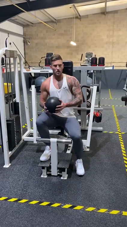 Play ball in the gym – fun in action