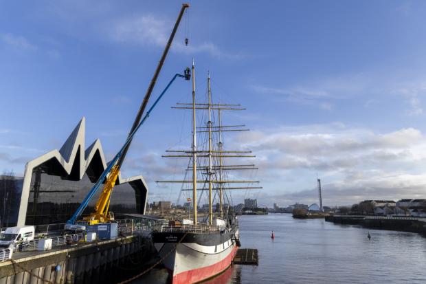 Iconic tall ship Glenlee's masts removed for first time in 30 years