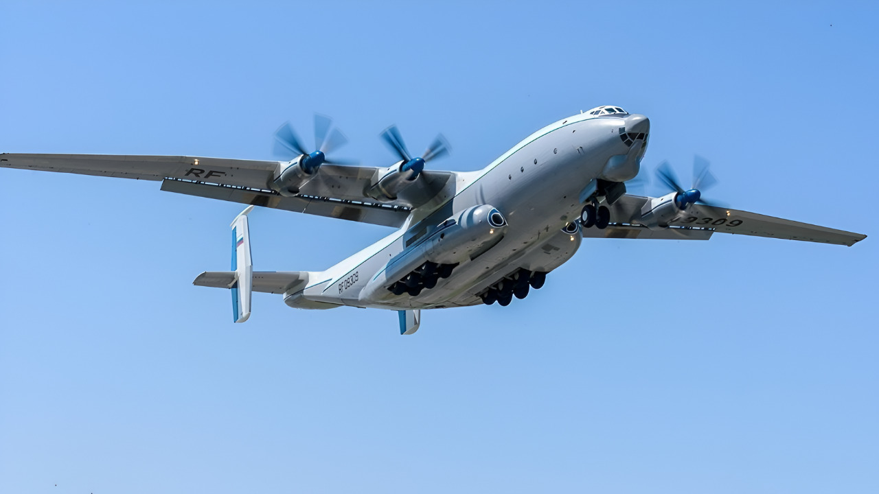 Massive An‑22 goes down in Russia—Putin’s war machine loses its only ...