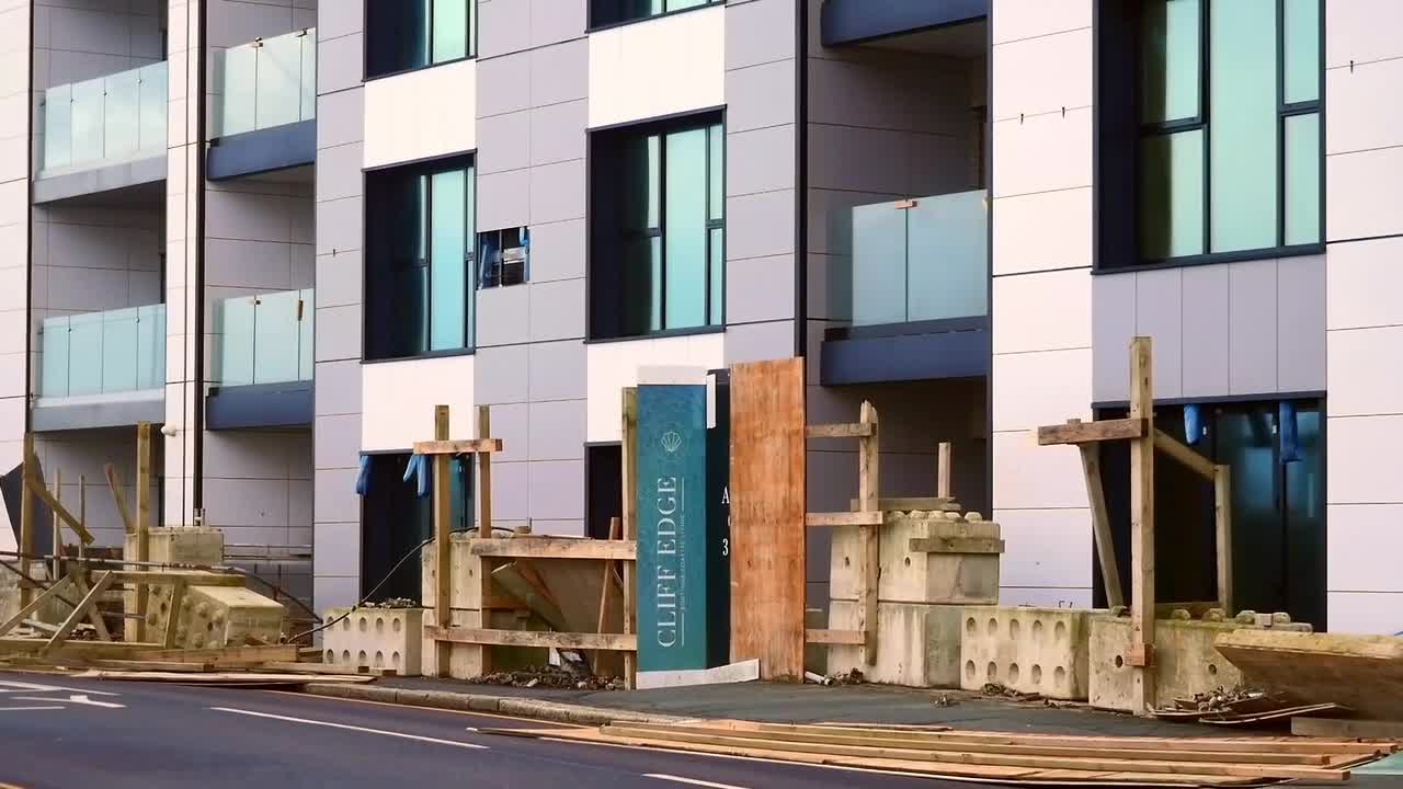 Balcony glass failure: Are frameless designs safe in extreme weather?