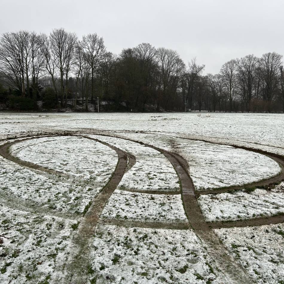 Unbekannte beschädigen Gelände am Hohen Busch