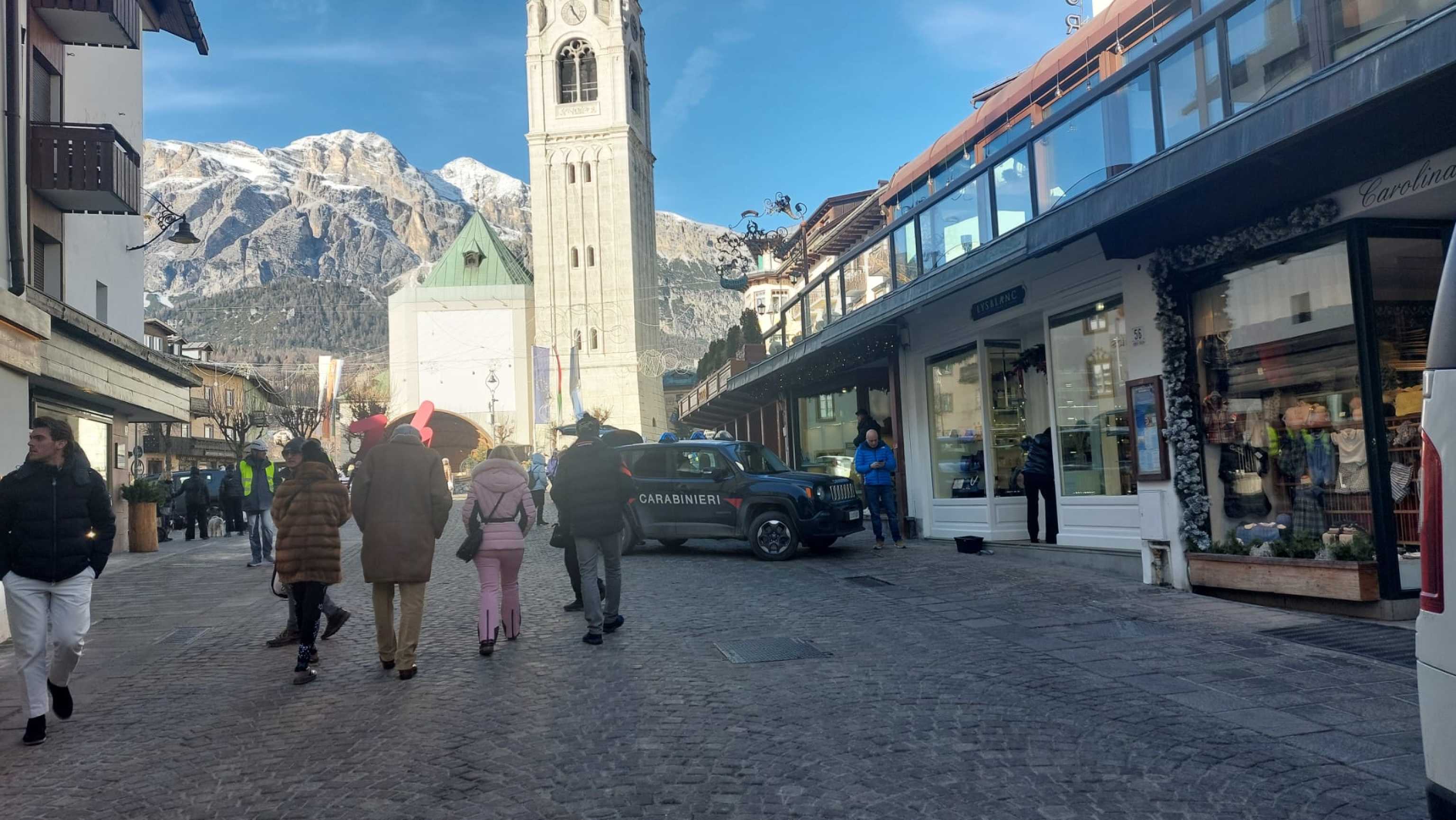 Rapinata una gioielleria a Cortina, in tre fuggono in auto