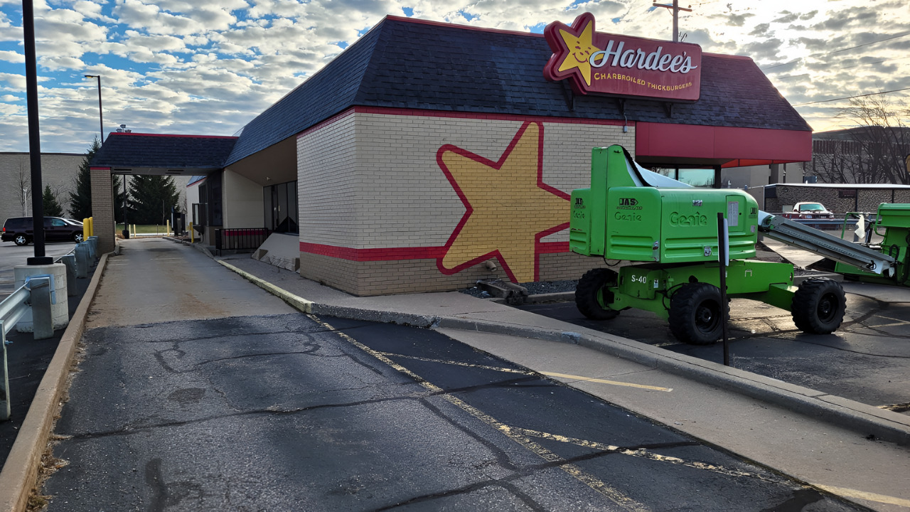 65‑year‑old Hardee’s closes 80 locations—$16.5M deal implodes as 2,000 ...
