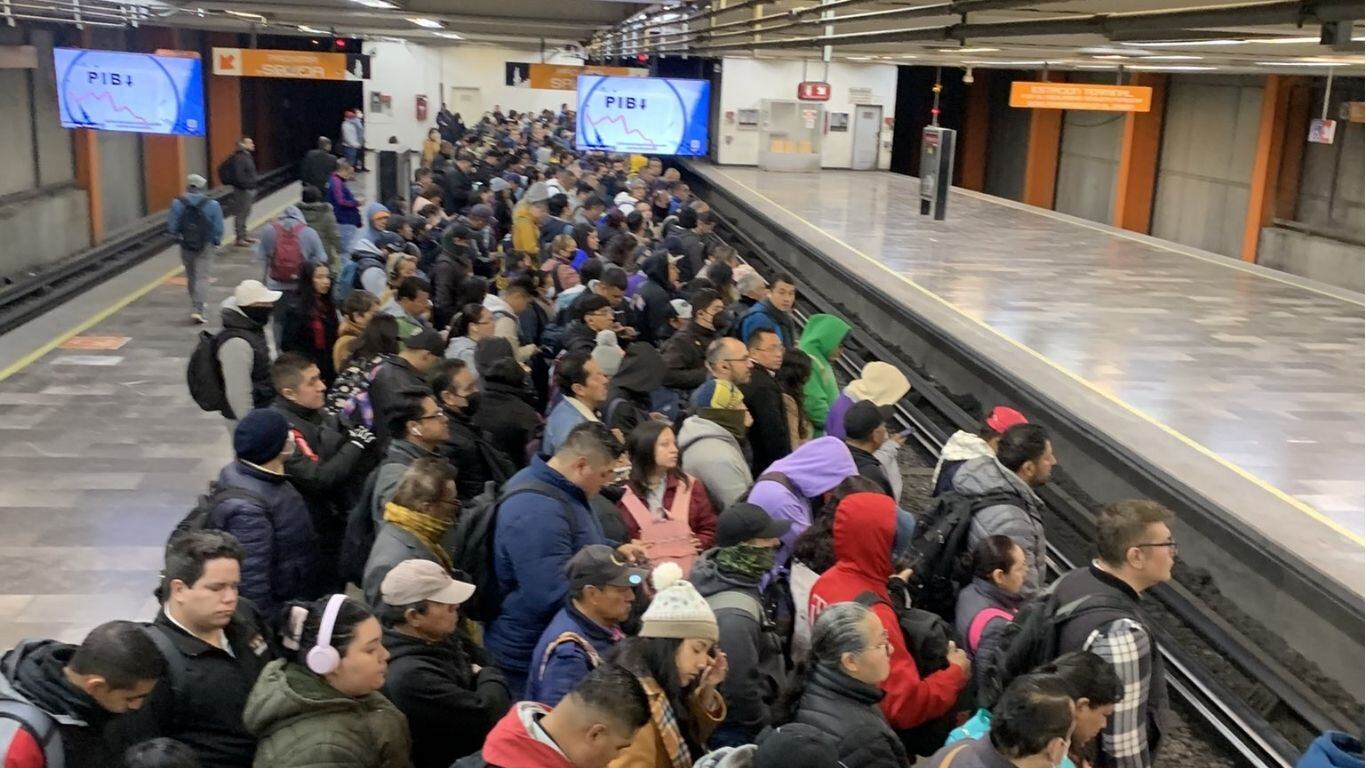 Metro CDMX presenta servicio lento en hora pico: quejas en Pantitlán y ...