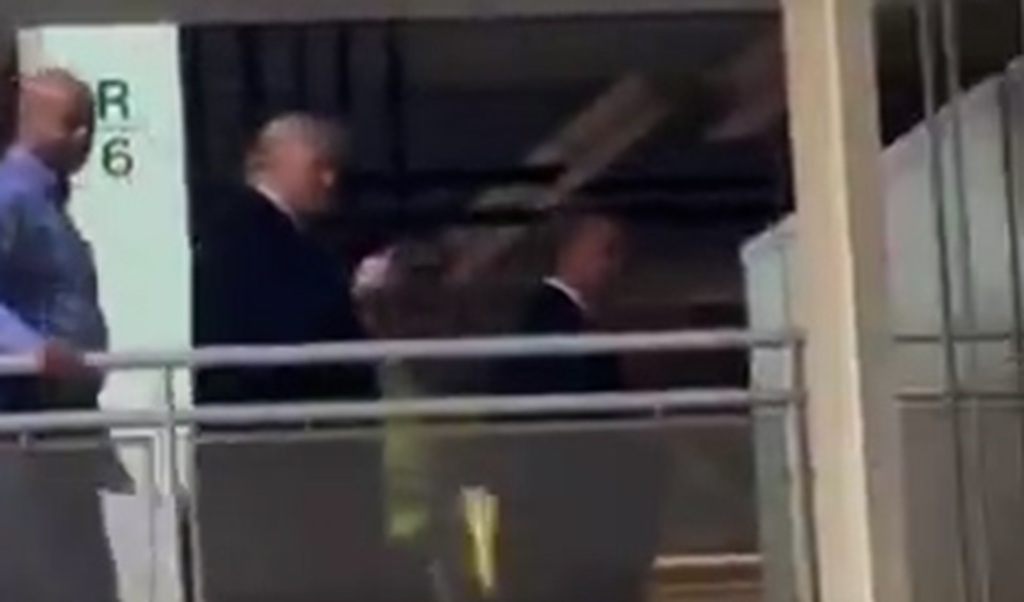 Trump fa il dito medio a un operaio che lo contesta: lo scambio di ...