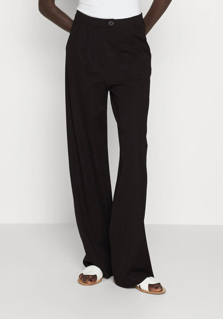 Letizia d’Espagne a trouvé le pantalon idéal pour allonger ses jambes ...