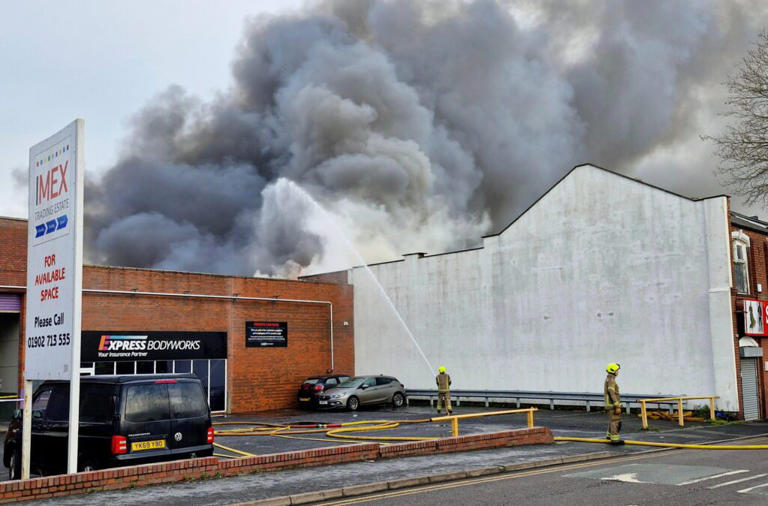 UK: Massive fire rips through factory in Wolverhampton