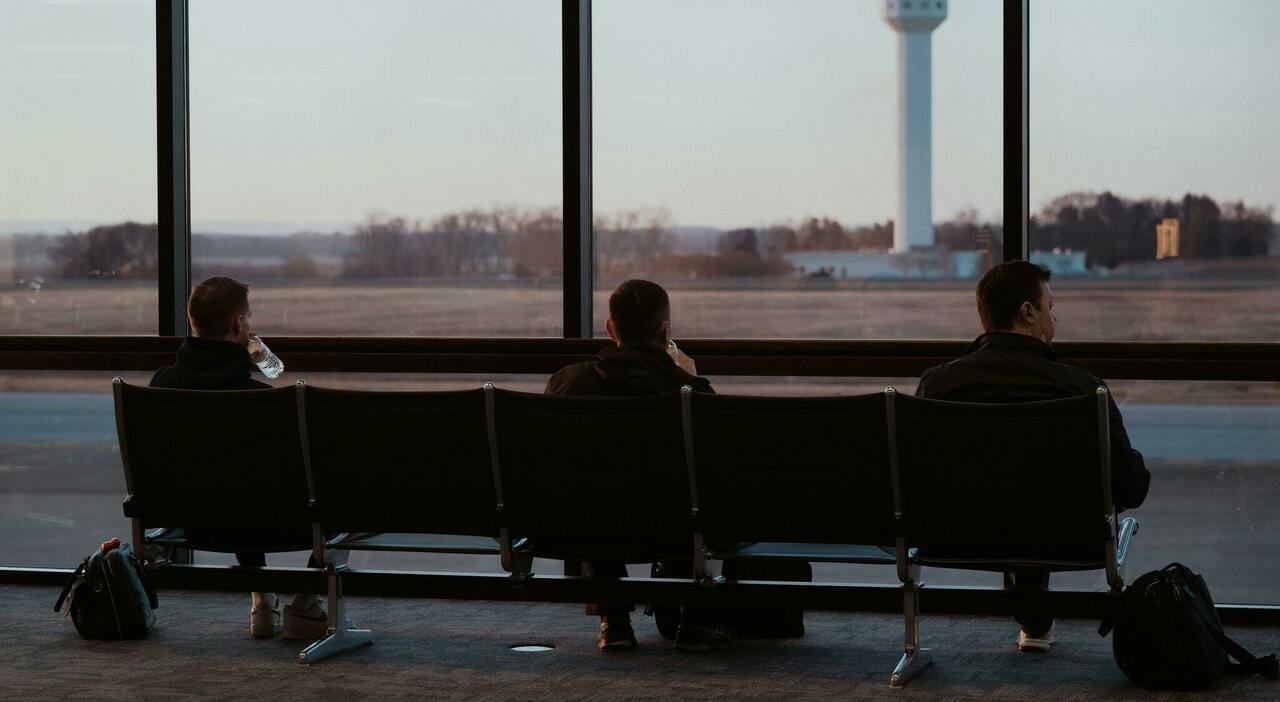 Sale sull'aereo con la moglie morta in sedia a rotelle: la scusa ...