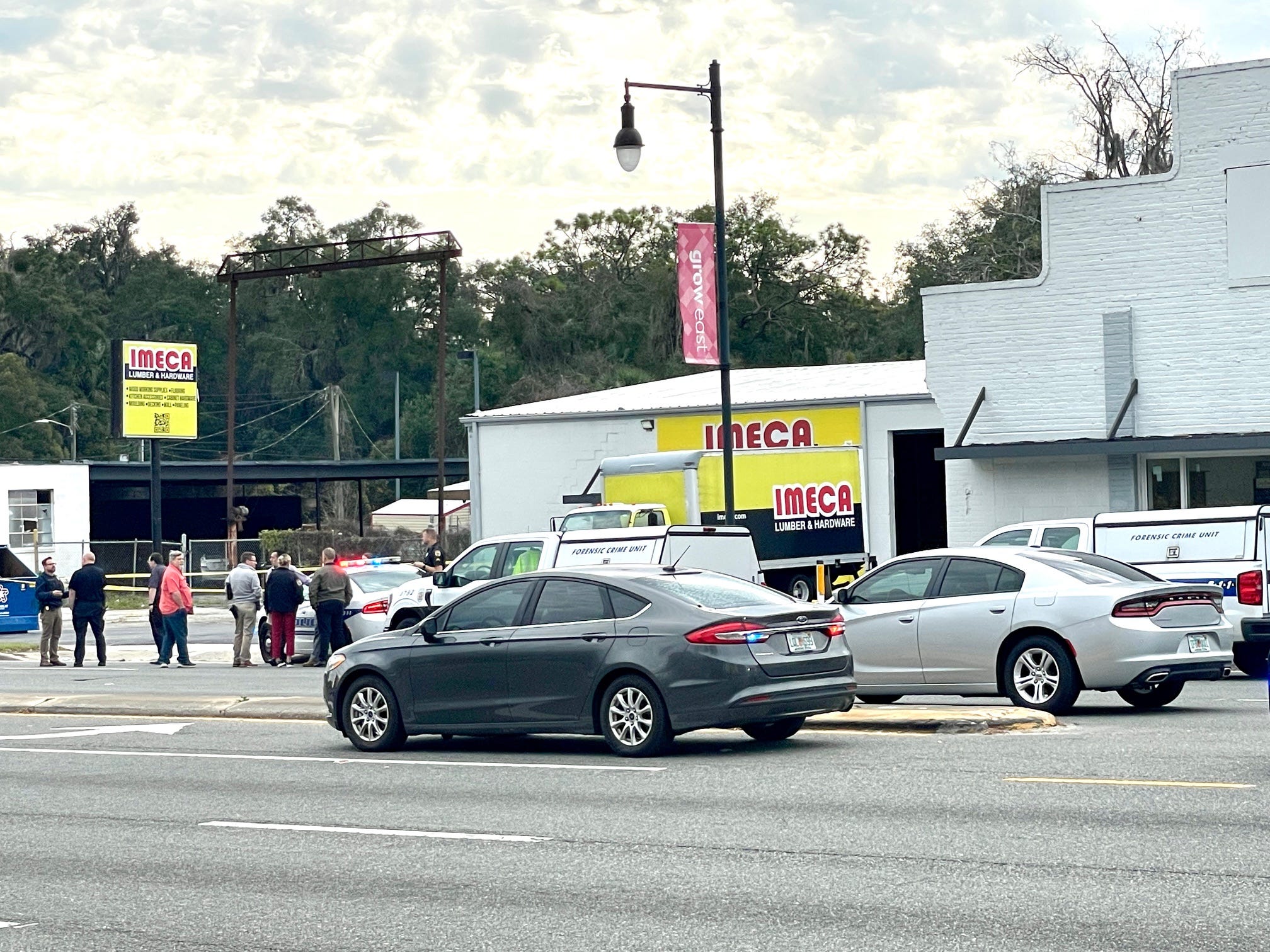 'Hellacious gun battle' at Florida lumber yard leaves 1 dead, 2 injured