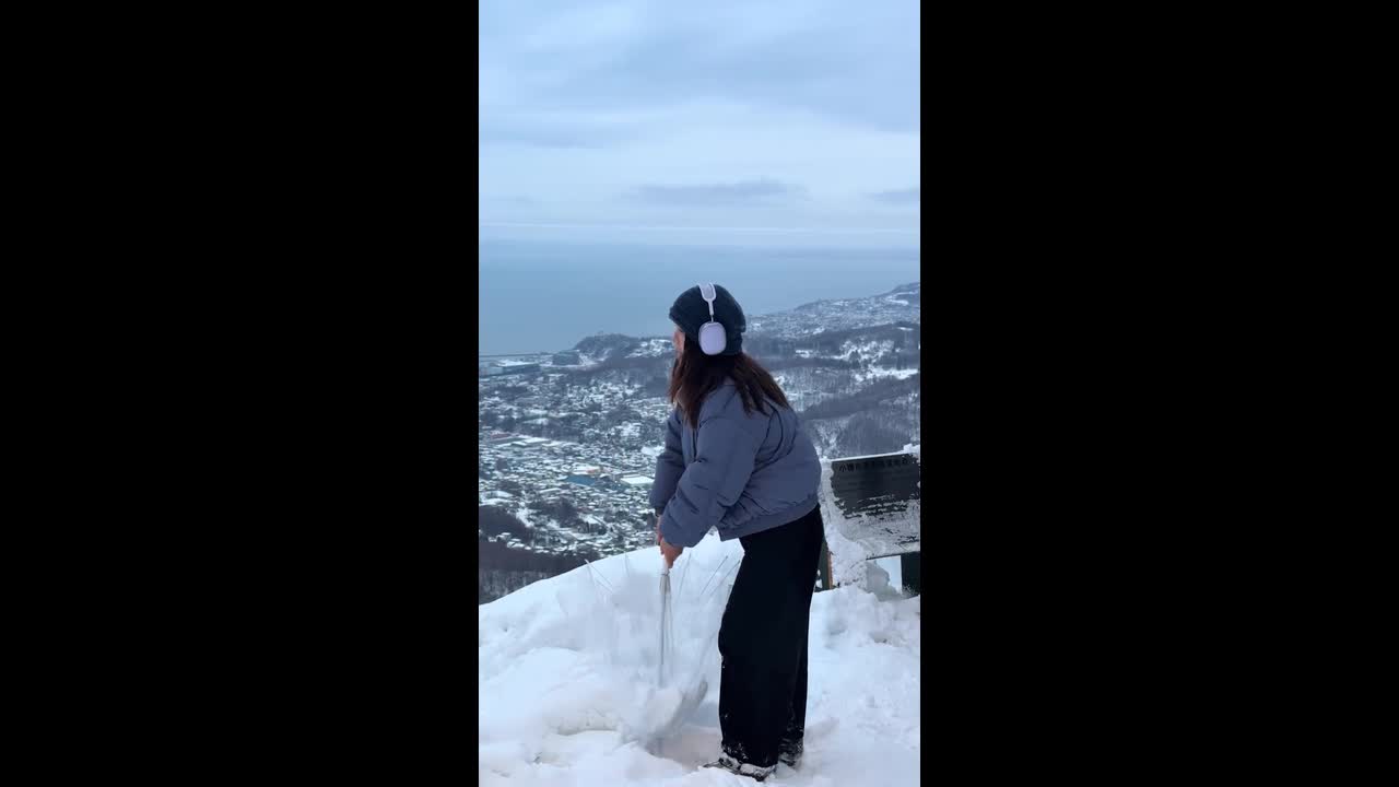 Snow photo goes wrong when umbrella unloads onto girl's face
