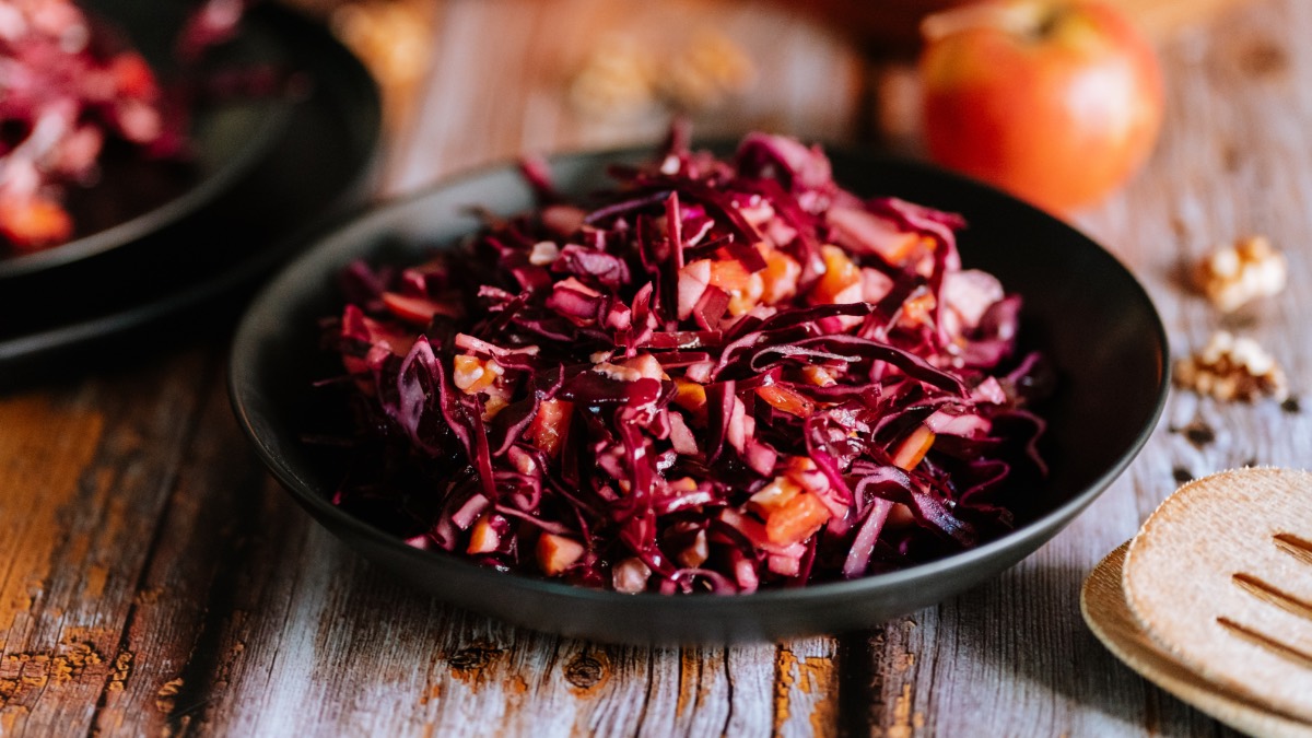 This red cabbage salad is a delicious vitamin bomb