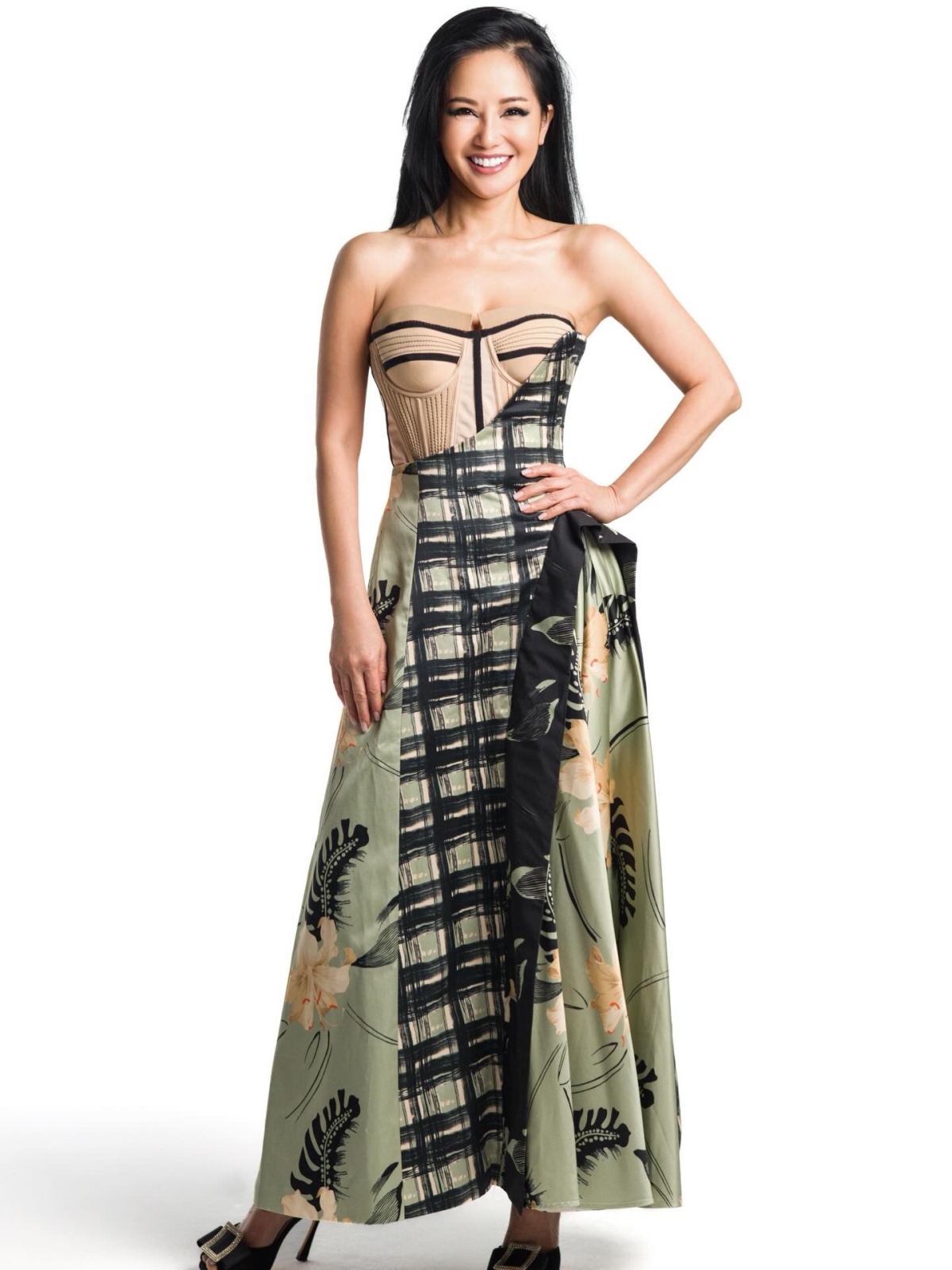 Hồng Nhung khoe sắc vóc tuổi 56 với áo hai dây, váy bó