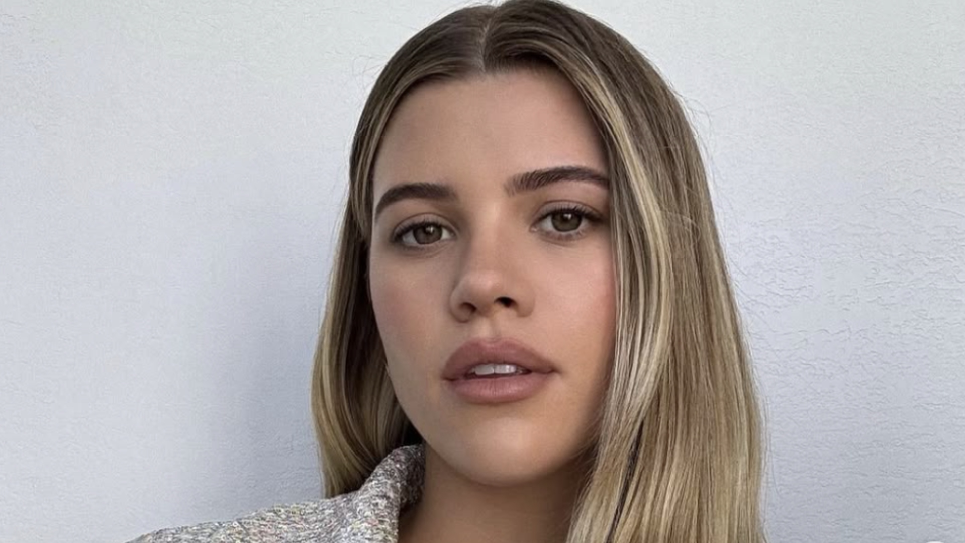 Embarazada, esta modelo celebra con orgullo su nueva figura