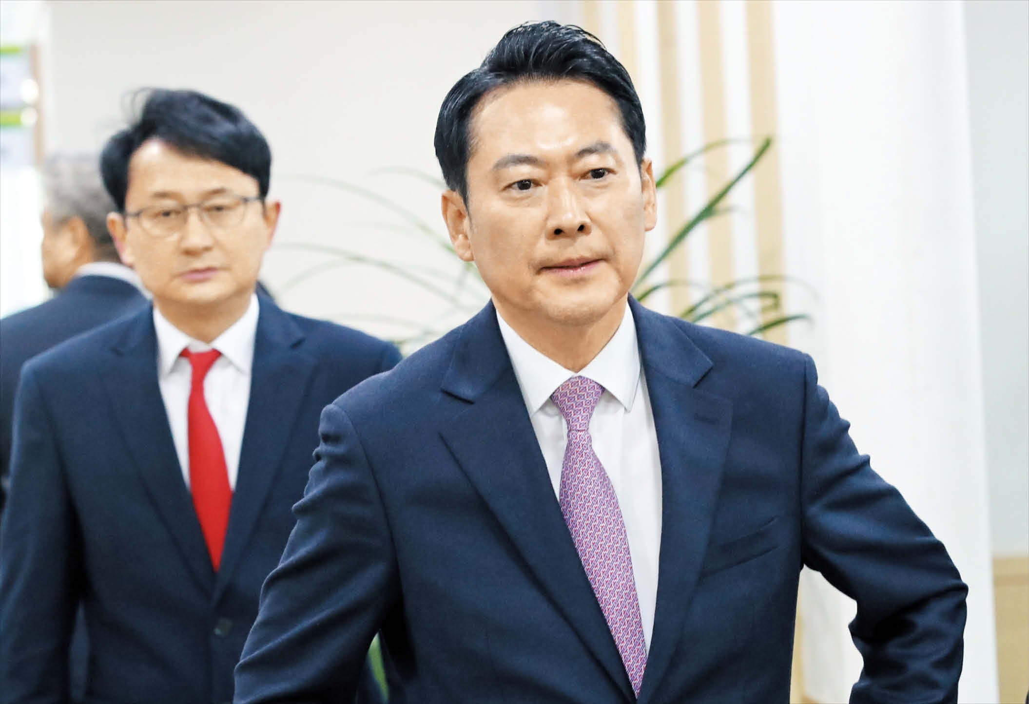 Han's legal challenge, Jang's conservative election push