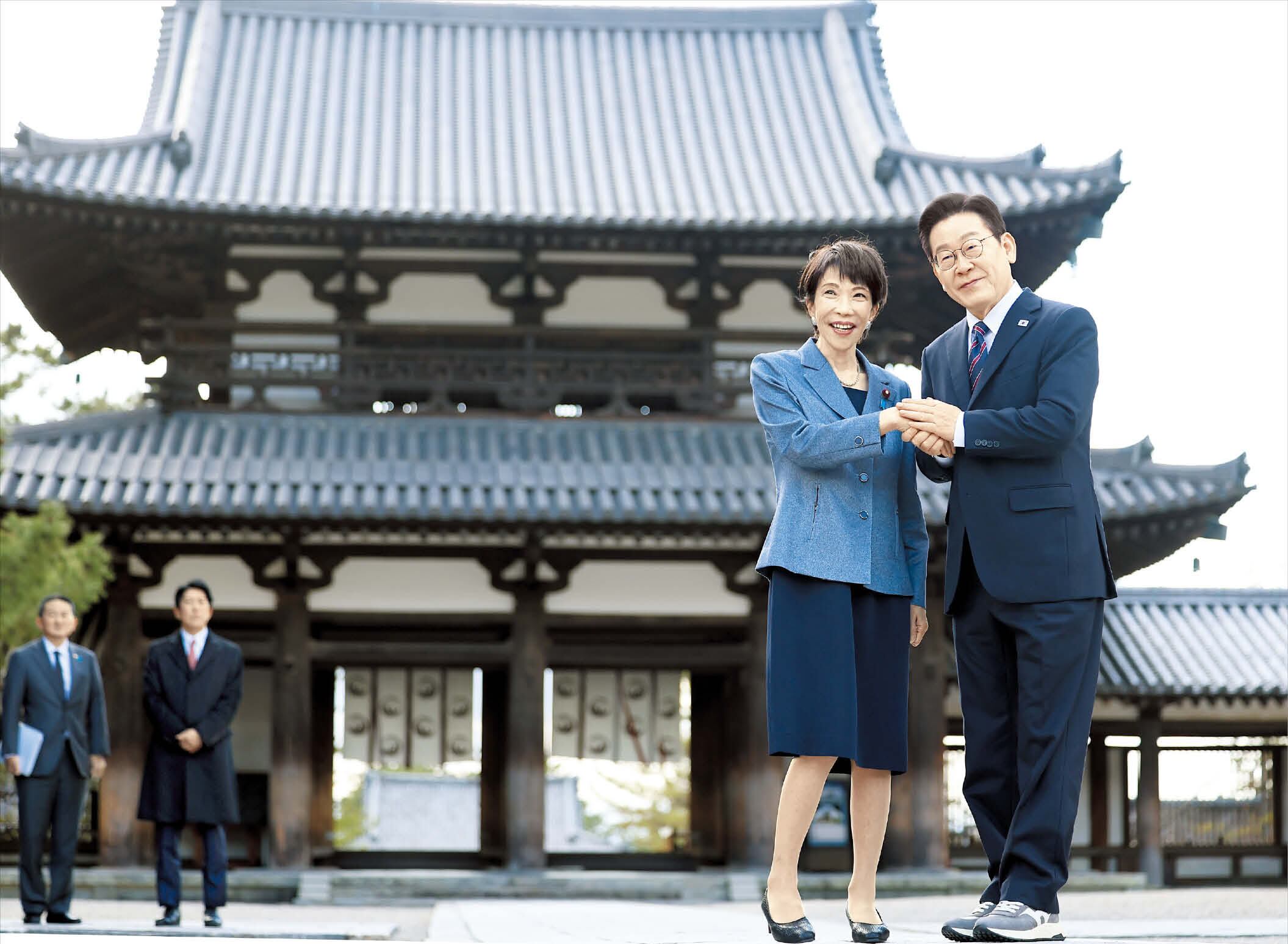 President Lee, Takaichi tour Hōryūji Temple with special access to ...