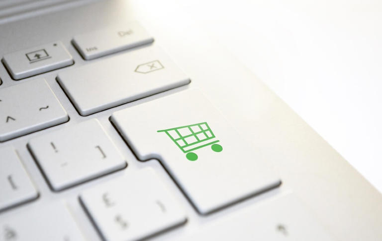 Ciekawe badanie! 77 proc. Polaków kupuje online co miesiąc