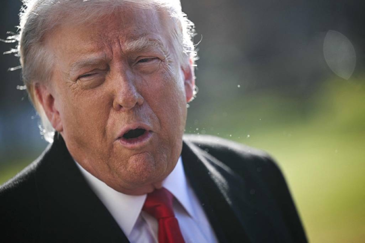 Trump flips off, curses at heckler during factory visit