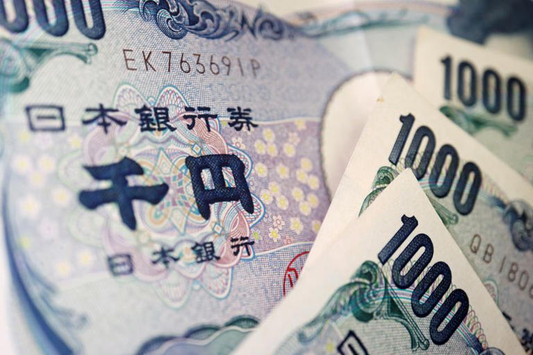 Yen japonés repunta desde mínimo de 18 meses frente al dólar