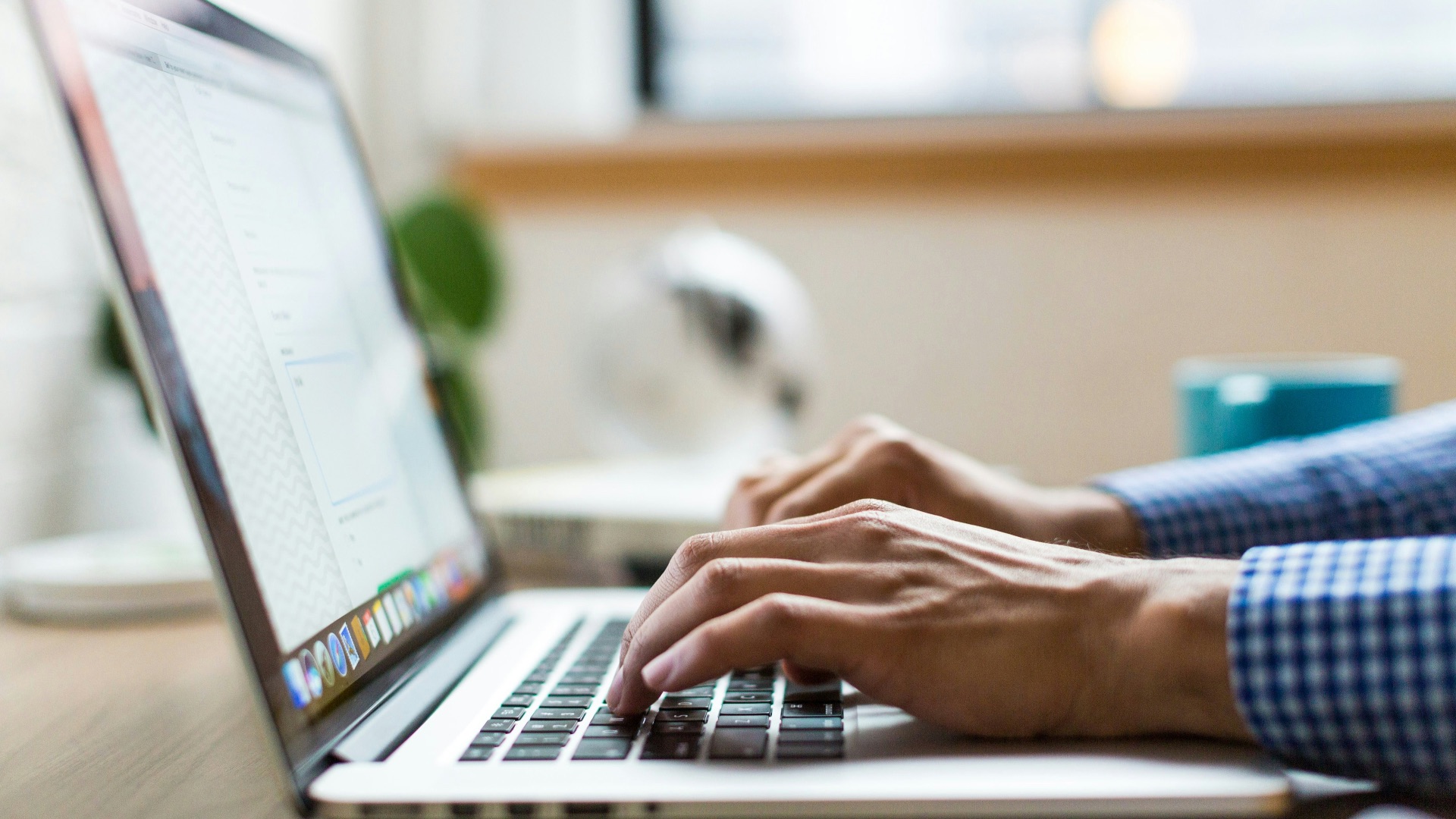 20 bad habits that are slowly destroying your laptop