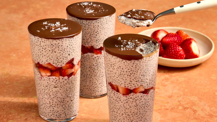 How to make chocolate-strawberry chia pudding