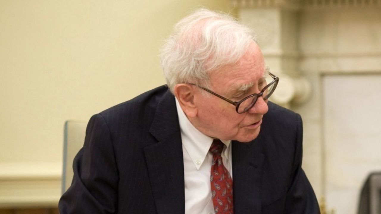 Warren Buffett's simple playbook to build wealth on an everyday paycheck
