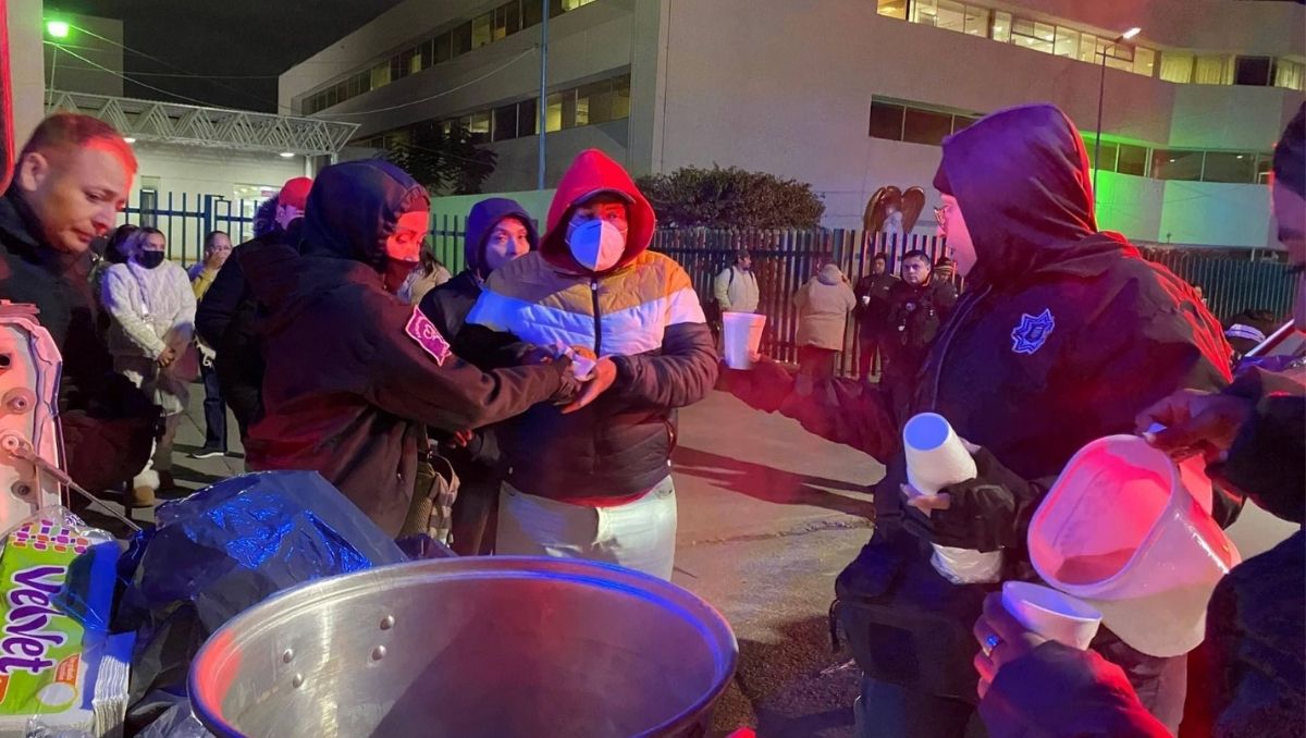 Policías de Gómez Palacio entregan café, pan y cobijas afuera de ...