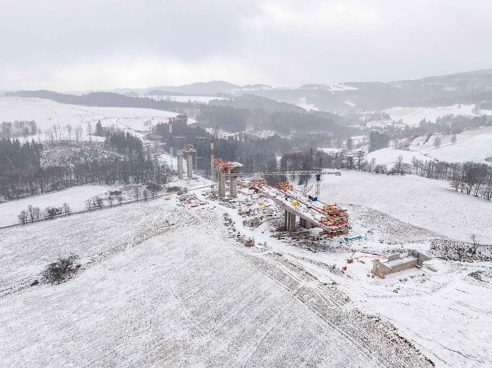 Czechom zima nie przeszkadza i budują autostradę D11. Nas to cieszy, bo ...
