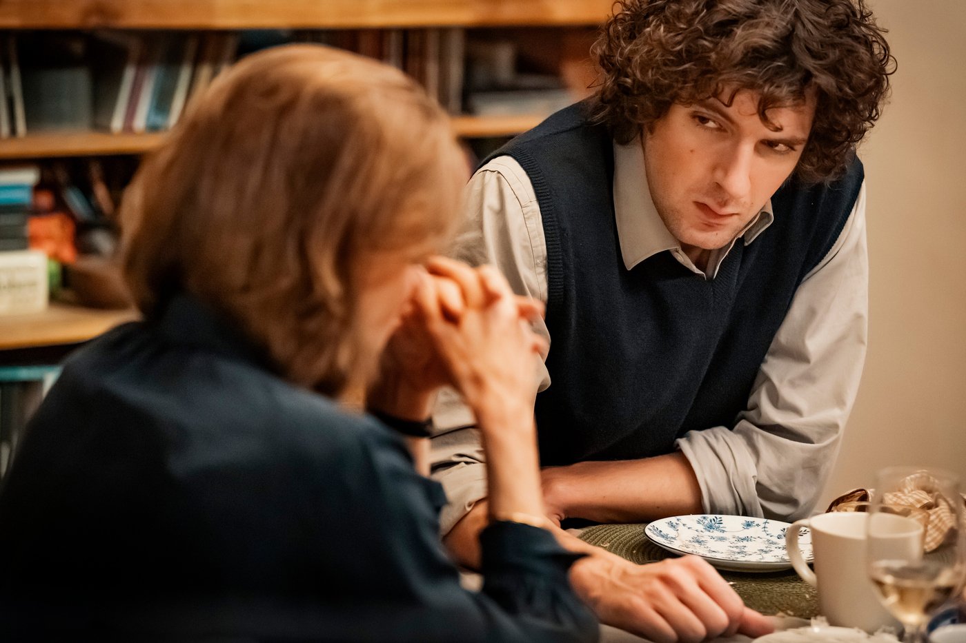 Movie review: Jodie Foster shines as a psychoanalyst on the edge in 'A ...