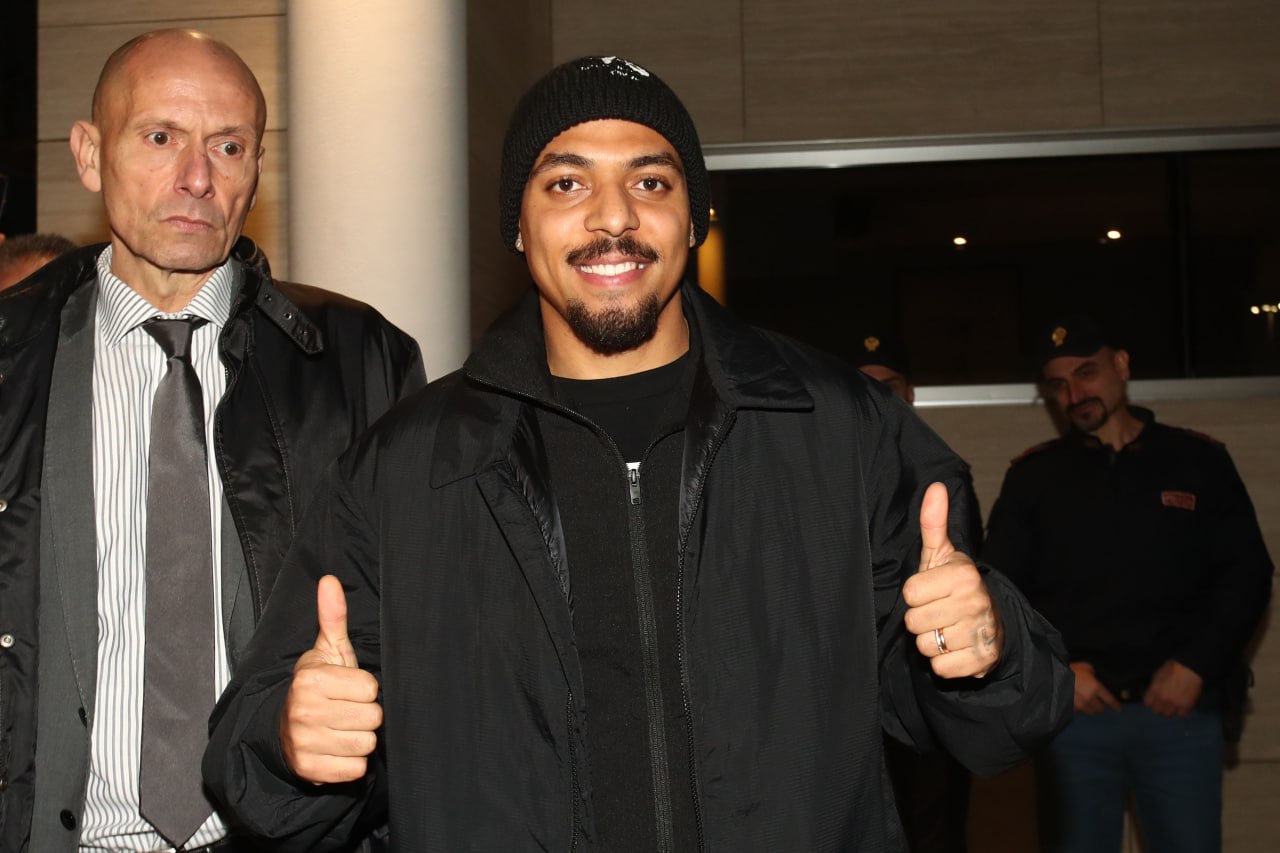 Roma, Malen arriva e firma subito autografi (video e foto)